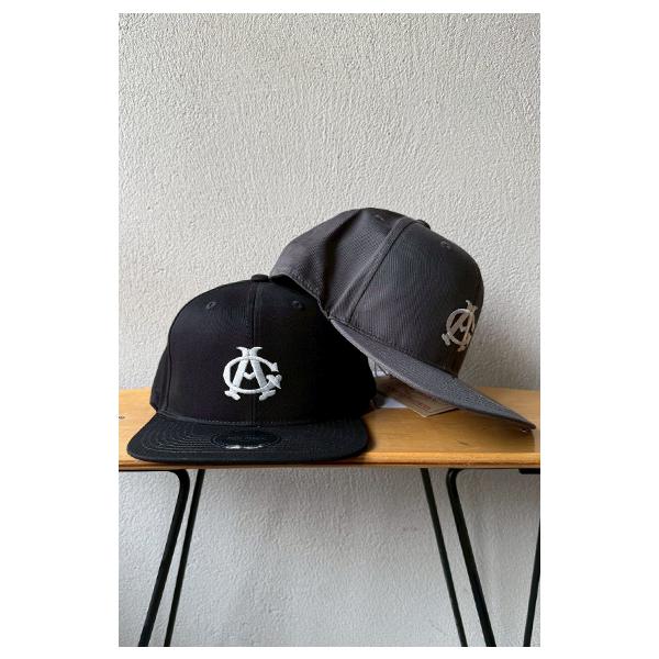 CA＝「シカゴ・アメリカン・ジャイアンツ (Chicago American Giants)」伝説の「ニグロリーグ」をモチーフにした、大人のためのヴィンテージ・ベースボールキャップ。MLBの定番チームロゴとは一線を画す、クラシックで奥行きの...