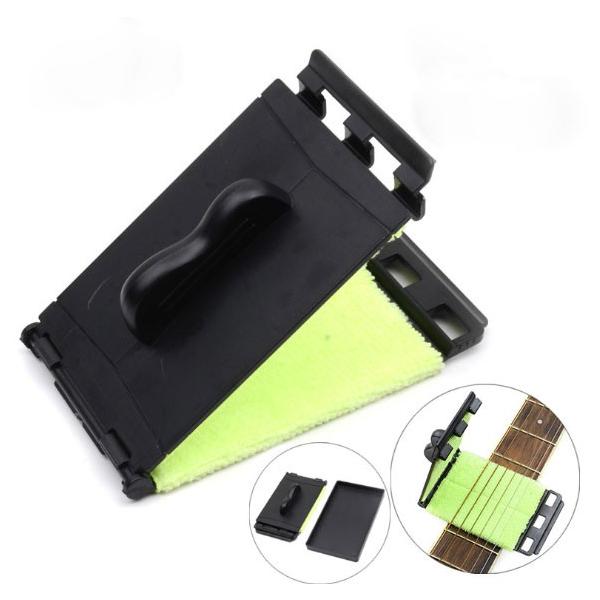 【使用方法】本体を開いて、アコースティックギターのサウンドホール、エレキギター、ベースのピックアップ部分から弦と指板の間に両面クリーナーパッドを滑り込ませて本体を閉じてスライドさせて使用します。本体を閉じ、後はスライドするだけで弦・フレット...