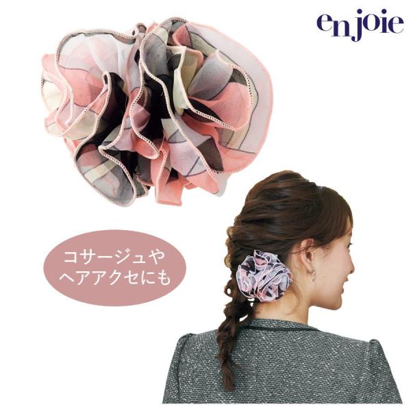 ヘアアクセサリーとしても使える2WAYタイプのコサージュ。