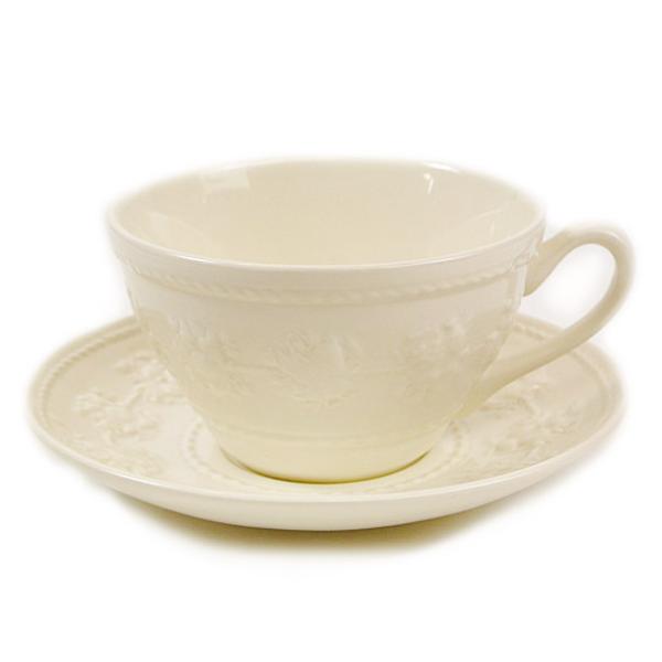 ウェッジウッド WEDGWOOD「フェスティビティ」は祝祭を意味します。あふれんばかりのフルーツや花々の束を縄でつないだ花綱をモチーフに、表情豊かな凹凸の型押しで立体感のあるデザインに仕上げられている人気のシリーズです。お祝いやプレゼントに...