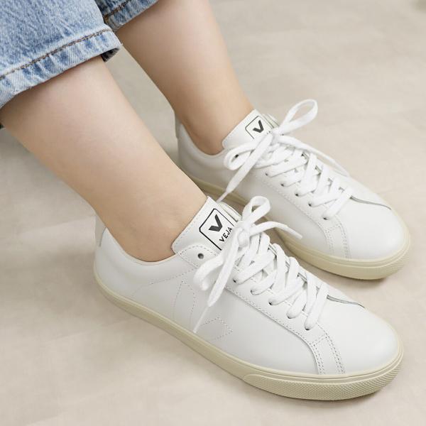 ヴェジャ VEJAフランスを拠点に環境に配慮したサスティナブルな靴づくりを行う『VEJA(ヴェジャ)』 。上質なレザーと靴紐はオーガニックコットンを使用しています。サイドのVマークがポイントのシンプルなデザインのスニーカー。いろいろなファッ...