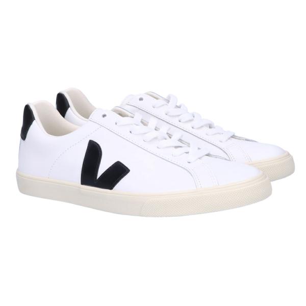 ヴェジャ VEJAフランスを拠点に環境に配慮したサスティナブルな靴づくりを行う『VEJA(ヴェジャ)』 。上質なレザーと靴紐はオーガニックコットンを使用しています。サイドのVマークがポイントのシンプルなデザインのスニーカー。いろいろなファッ...