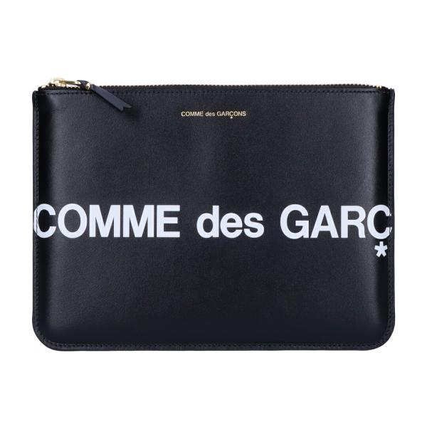 コムデギャルソン COMME DES GARCONSなめらかな上質素材で高級感漂う仕上がり。ブランドロゴがインパクト大。プレゼントにも最適。【サイズ（約）】縦/約16cm横/約22cm【仕様】開閉/ファスナー式【素材】カウハイドレザー【カラ...