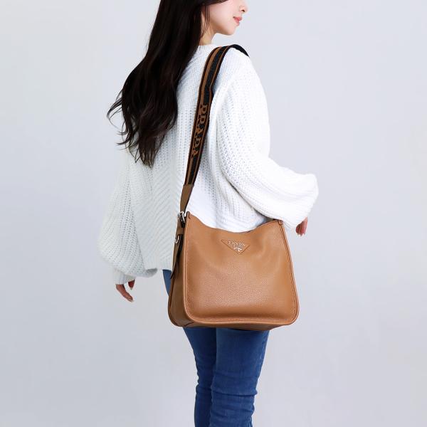 プラダ PRADA高級感溢れる上質レザーに、フロントのブランドロゴが印象的。ファブリック製のショルダーはクロスボディーでも使えます。マチもあるので収納力もGOOD。大切な方へのプレゼントにもおすすめです。【サイズ（約）】高さ/約24cm(中...