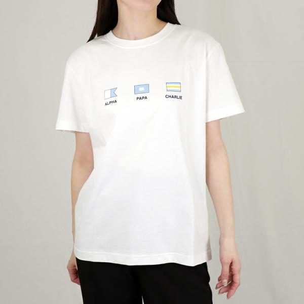 アーペーセー A.P.C. 国旗をモチーフにしたイラストと、さり気ないメッセージロゴがポイント。大き目なつくりなので、ざっくりと着こなしできるアイテムです。コーディネートしやすいシンプルなデザインのTシャツは、着回しのきく万能アイテムになり...