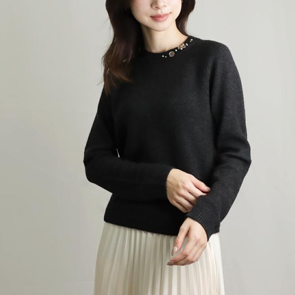 エス マックスマーラ S MAX MARA ブラックに近いダークカラーに際立つネック部分のビジューのアクセントが大人フェミニンな仕上がり。ウールとカシミアのソフトな肌触りが心地いいニットは、シンプルなデザインなので、パンツスタイルからフェミ...