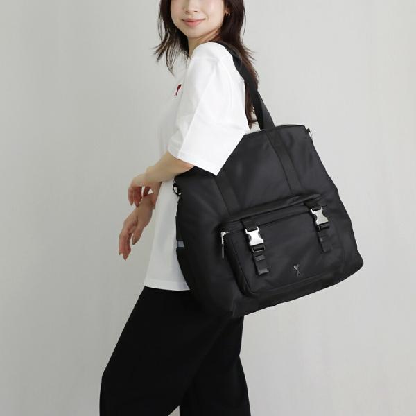 アミパリス AMI PARIS柔らか素材の2WAYバッグ。取り外し可能なストアップ付きでシーンに合わせてお使いいただけます。広いマチやポケットが備わり収納力も抜群。デイリーだけで使うにはもったいないくらい。長くご愛用していただけます。【サイ...