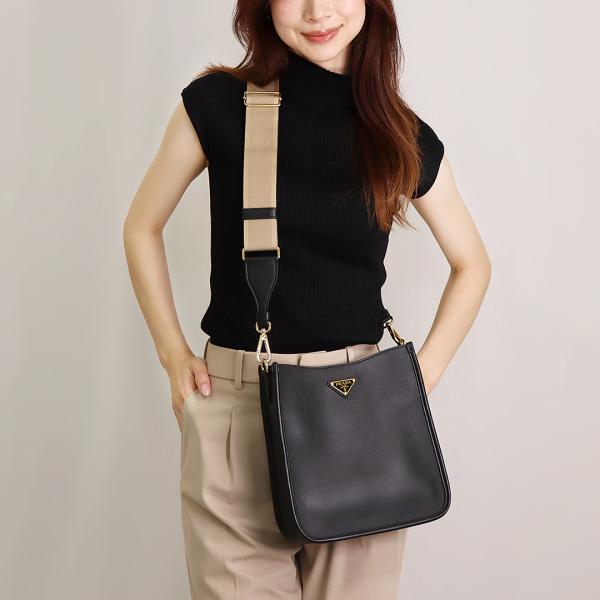 プラダ PRADA上質なレザーとフロントのブランドロゴが高級感漂う仕上がり。2種類の取り外し可能なストラップ付きなので、気分に合わせてお使い分けいただけるのもおすすめポイント。【サイズ（約）】高さ/約23cm横幅/約23.5cmマチ/約8c...