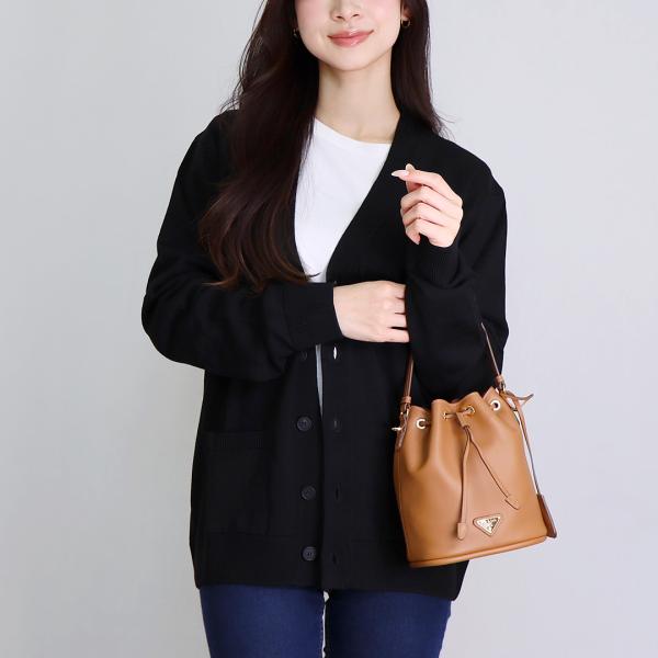 プラダ PRADA上質素材にブランドロゴが映えます。コンパクトでおしゃれなサイズ感。取り外し可能なストラップ付きで気分に合わせてお使いいただけます。【サイズ（約）】高さ/約19cm横幅/約16.5cm(下部)マチ/約11cmショルダーストラ...