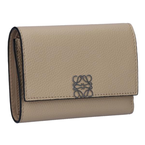 ロエベ LOEWEフロントのパラジウムアナグラムがポイントの折財布。上品で落ち着いた印象を与えるデザインです。掌に収まるサイズ感、ポケットも充実しデザイン性、機能性も妥協しない大人におすすめの一品です。【サイズ（約）】縦/約8.5cm横/約...