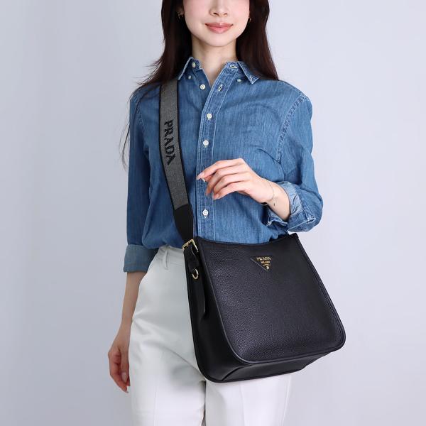 プラダ PRADA高級感溢れる上質レザーに、フロントのブランドロゴが印象的。ファブリック製のショルダーはクロスボディーでも使えます。マチもあるので収納力もGOOD。大切な方へのプレゼントにもおすすめです。【サイズ（約）】高さ/約24cm(中...