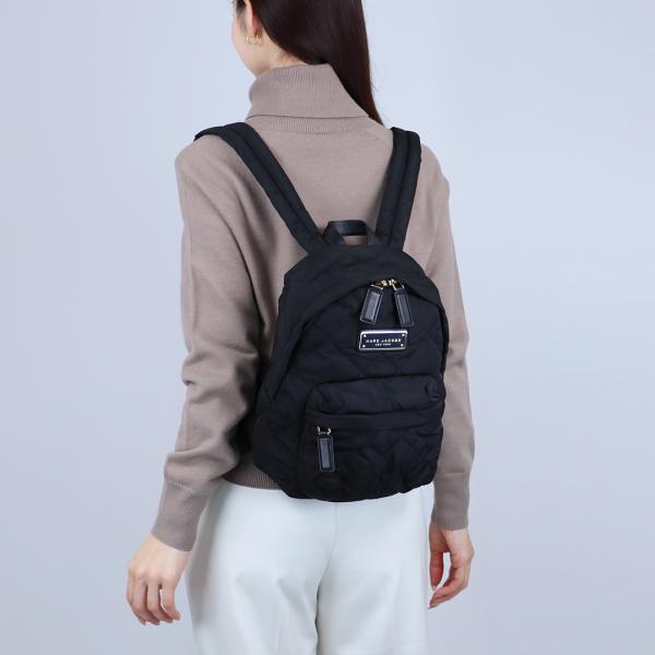マークジェイコブス MARC JACOBS小ぶりのキルティングリュックサック。ブラックカラーにブランドロゴプレートがポイント。軽量サイズで行動的なあなたにピッタリ。【サイズ（約）】高さ/約30cm横幅/約22cm(下部)マチ/約10cm持ち...