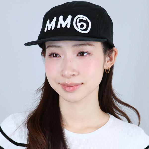 エムエムシックス メゾンマルジェラ MM6 MAISON MARGIELAフロントの手書き風ブランドロゴがポイントのキャップ。ダメージ風の色合いもオシャレ度UP↑。バックルストラップでサイズ調節可能。キッズサイズのアイテムですが、大人も着用...