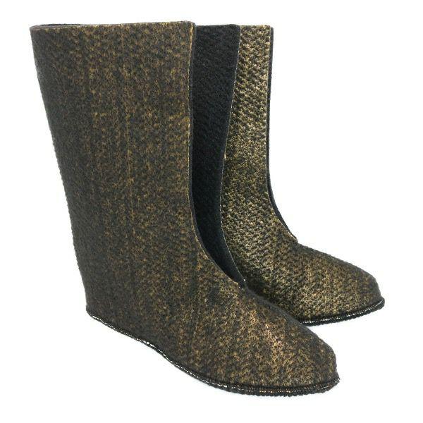 湿気を取り除き足をドライな状態に保つ2mm厚のブラックポリエステル層と保温性を高めクッション性とフィット感のある6mm厚のポリエステルフェルト層、さらには冷気を遮断させ体温を反射させるサーマルフォイル層の3層構造で構成された、約97％リサイ...