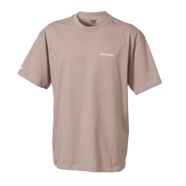 Salomon ロゴを配した、ゆったりしたフィット感の　Salomon Logo T シャツ。通気性に優れた心地よい肌ざわりの柔らかなオーガニックコットンを使用しています。■重量(g):205■素材：100% オーガニックコットン※商品の仕...