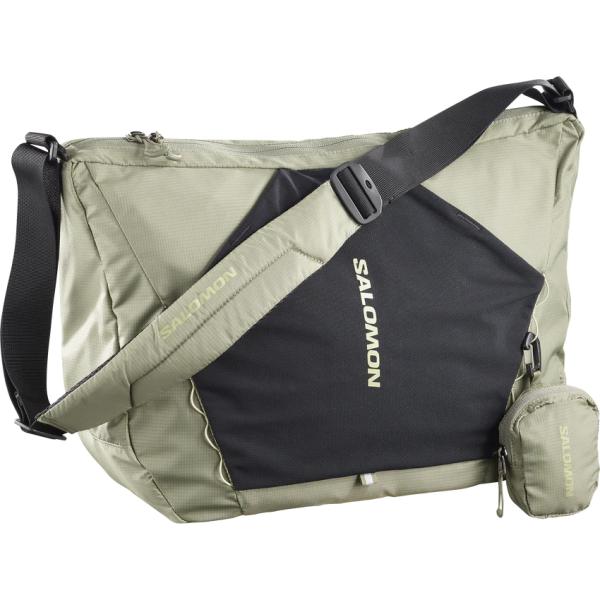 ミニマルなデザインを採用した ACS ショルダーバッグは、控えめなアーバンスタイルに Salomon の DNA と機能性を凝縮。必需品をスマートに収納するスペースを数多く備え、都会での一日にいつでも乗り出せます。※画像の小物等は付属品では...