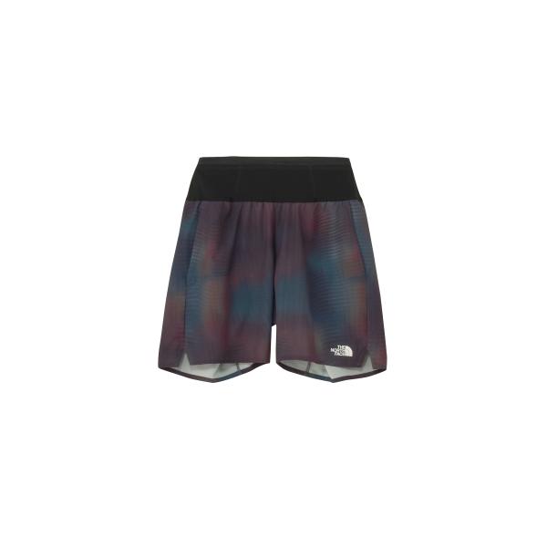 携行品の収納スペースをデザインした、軽量・高ストレッチ素材のランニングショーツです。素材は、環境に配慮したリサイクルポリエステルを使用。生地自体のストレッチ性を高め、軽量に仕上げることで、ランニング時の軽快な動きを妨げることなく、自然な足上...