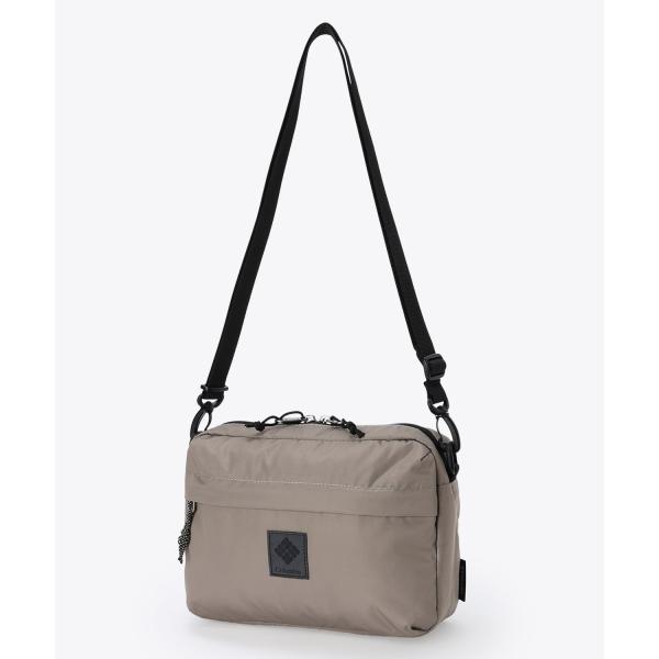 お出かけにちょうど良いサイズ感のショルダーバッグ。■素材：Recycled 100D/200D Twill(ナイロン100%) × 420D OX(ナイロン100%)■大きさ(高さ/幅/奥行)：17/25/8cm■重量：185g■容量：6L...