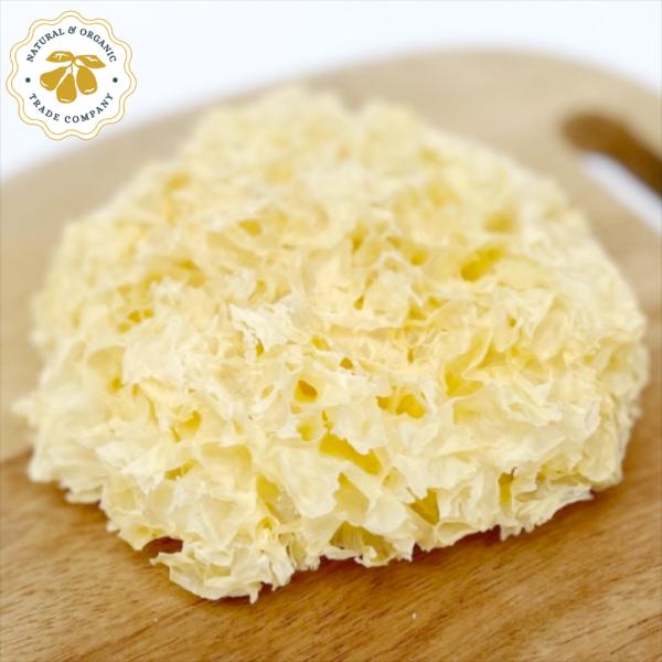 ■商品説明・シロキクラゲ科シロキクラゲ属に分類されるきのこです・コリコリとした食感が特徴です・銀耳（ぎんじ）とも呼ばれ、漢方でも使われる食材です・漢方では皮膚や粘膜の乾燥を潤すために使われ、乾燥肌・空咳などや、鼻やのどから風邪をひきやすい方...