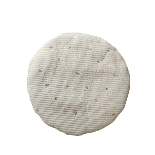 【特長】を施したぽこぽこ感がかわいい綿100%のベビーマット。おしゃれなラウンドタイプ(円形)が新登場。リビングに置いておいてもお布団敷きっぱなし感がありません。おしゃれなくすみ系ニュアンスカラーでインテリアの邪魔にならず、お部屋に馴染みや...