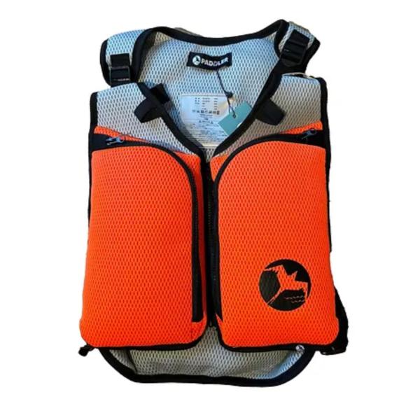 レーサー目線で開発されたプロ仕様のPaddling Floating Device (PFD）視野性の高いオレンジを基調とした、ハイドレーションポケット一体型（ハイドレーションは別売り）のPFDです。着用後に下方向に引っ張るだけで調整ができ...