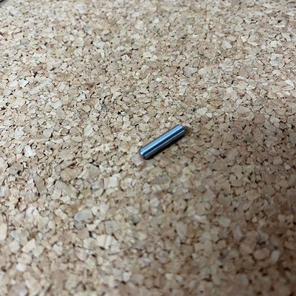 IRONROCKレースプレートの中央部分に取り付けられたヒンジパーツ用のヒンジ部分の軸となるショートピンです。1本単位での販売です。