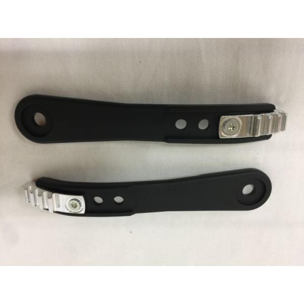 現行モデルの１点留めのアウタータンと組み合わせて使用するアンクルストラップです。 4種類のタンのフレックスに合わせて4種類用意しており、 カラーは、ソフト/レッド、ミディアム/ブラック、ハード/シルバー、スーパーハード/グレイ、になります ...