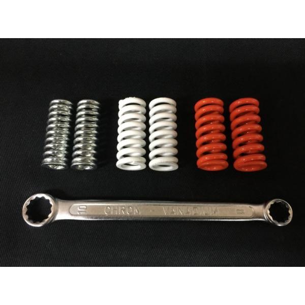 Forward Flex Springはトゥ方向へのフレックスを調整するためのオプションパーツです。UPZブーツには通常ミディアムスプリングが組み込まれています。硬くしたい方はハードスプリング、柔くしたい方はソフトスプリングに交換することで...