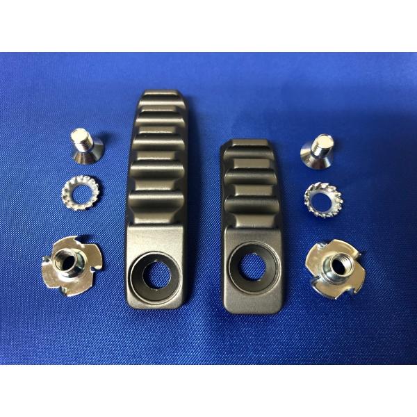 UPZ BOOTSのバックルを引っ掛けるバックルキャッチャーです。2020-2021から表面のコーティングカラーがガンメタリックに変わりました。それ以前はシルバーのコーティングになります。年式により若干仕様が異なりますが、全ての年式に互換性...