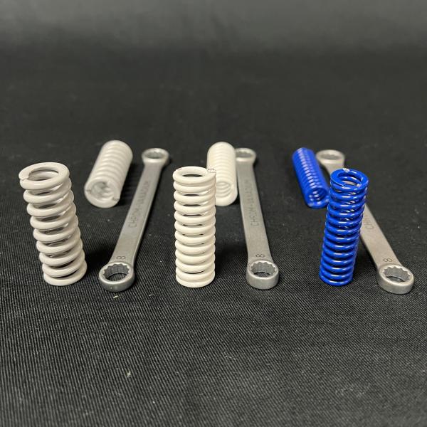 RCR-BOX専用のスプリングです。21-22に改良されたRCRからはより硬いハードスプリングが搭載され、それと同じハードスプリングとなります。ミディアムとソフトはそれ以前のものと硬さは変わりありません。23-24シーズン生産分よりレンチは...