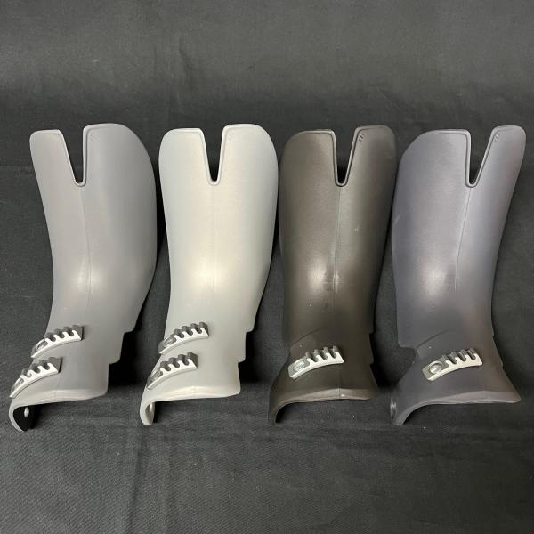 2022-2023モデルのサイド1点止めのRC12とAT8用のアウタータンです。バックルをきつく締めた際に第1バックル及び第2バックルがアウタータンに干渉するのを解消するためアウトラインを変更しました。サイド1点止めのアウタータンが装着され...