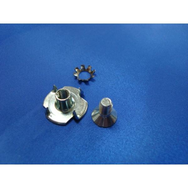 バックル取り付け用のビス、ワッシャー、ナットのセットです。バックルやバックルキャッチャーのスペアパーツには付属していますので買い足す必要はありません。14-15モデルまではM4X8mmのビスとそれに適したナットが使われています。15-16モ...