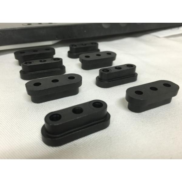 スノーボード用VISTプレートの、ビンディングを載せる部分の金属プレートを固定するタッピングビスをプレートの裏から受けるパーツです。