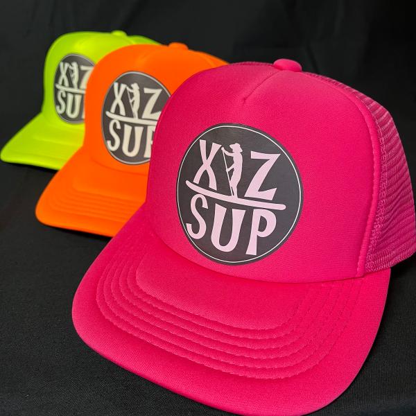 ネオンラーのメッシュキャップ！サップクルージングの際に周囲からの視認性を高め、安全性を高めるために、目立つカラーのキャップの着用をおすすめします！フロントにはXYZ SUPのオーバルロゴをあしらいました。安全なクルージングのために是非！！商...