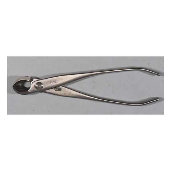 先が丸く、また、刃が直刃に比べて、薄く加工してあります。それにより、枝を切断する際、直刃に比べ、きれいに切断することができ、その後の加工を出来るだけ少なくするようになります。その後の加工とは切り口をきれいにするため、彫刻刀などで削る作業です...