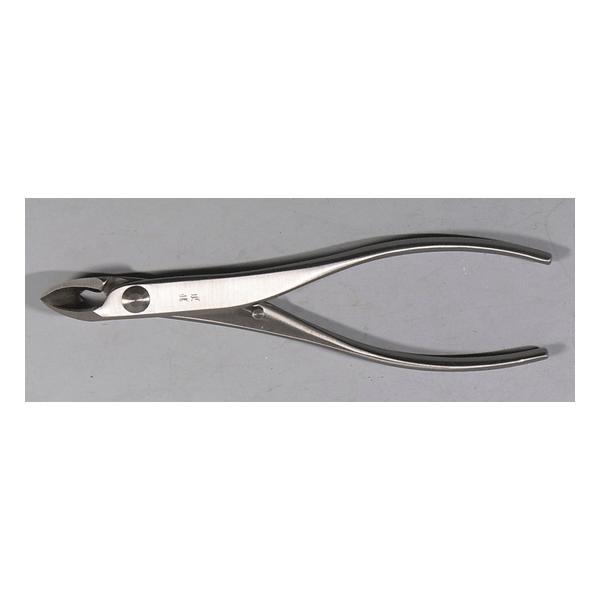 先が細いので、枝が密集しているところでも奥まで入っていき、枝を切ることができます。上級者から初心者の方まで幅広くお使いいただいております。素材　→　ステンレス（非常に錆びにくい素材です。）全長　→　180mm刃渡り　→　18mm　