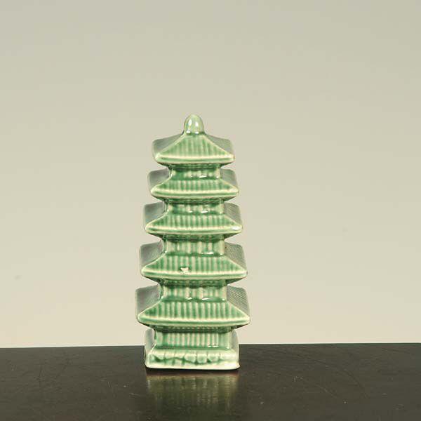 陶磁器製添景。盆景盆栽(寄せ植え)などの飾りにどうぞ。【注意】商品写真の色合いは、コンピュータディスプレイの性質上、実際の色と若干異なって見える場合があります。 高さ：9cm　横幅：4cm　奥行：4cm　