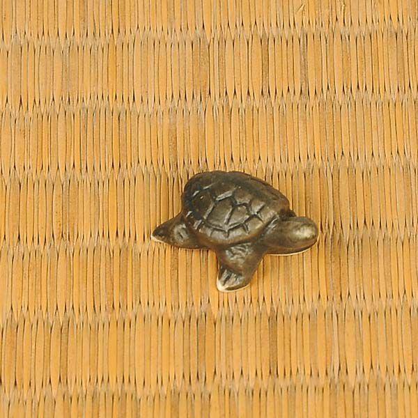 亀（カメ）　陶磁器製添景。盆景盆栽(寄せ植え)などの飾りにどうぞ。【注意】商品写真の色合いは、コンピュータディスプレイの性質上、実際の色と若干異なって見える場合があります。 高さ：1.2cm　横幅：1.8cm　奥行：2.7cm　