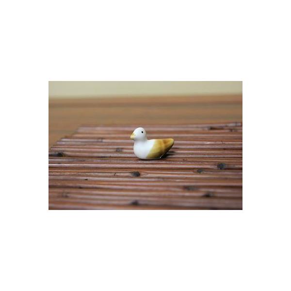 陶器製添景。盆景盆栽(寄せ植え)などの飾りにどうぞ。高さ：2.3cm　横幅：1.5cm　奥行：3.5cm【注意】商品写真の色合いは、コンピュータディスプレイの性質上、実際の色と若干異なって見える場合があります