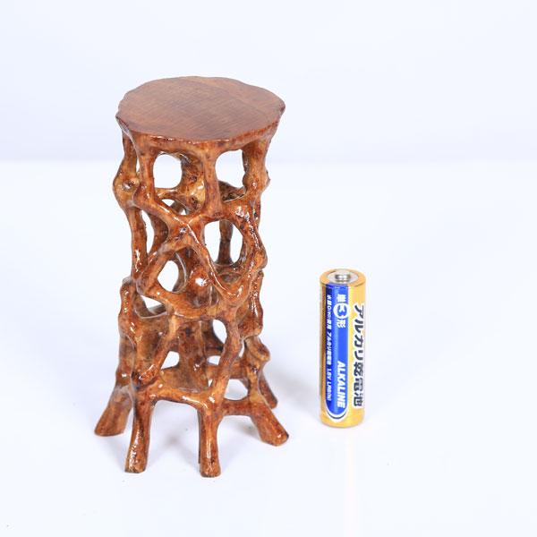 【商品説明】　根飾　6.0cm　　ミニ盆栽や山野草などに最適です。　　【サイズ】　　横幅：6.0cm　奥行：6.5cm　高さ：10.8cm　　　天盤：約4.7cm×5.0cm【納期】　配達ご希望日時のご指定ができます。　お急ぎの場合は午前中...