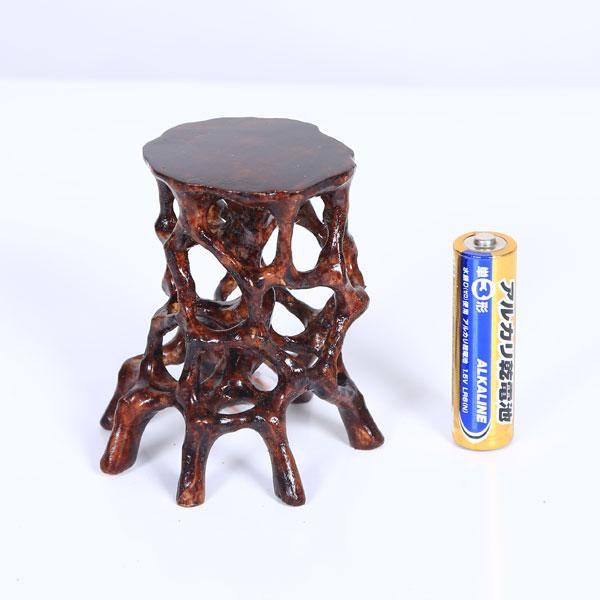 【商品説明】　根飾　6.5cm　　ミニ盆栽や山野草などに最適です。　　【サイズ】　　横幅：6.5cm　奥行：6.3cm　高さ：7.2cm　　　天盤：約4.2cm×4.5cm【納期】　配達ご希望日時のご指定ができます。　お急ぎの場合は午前中ま...