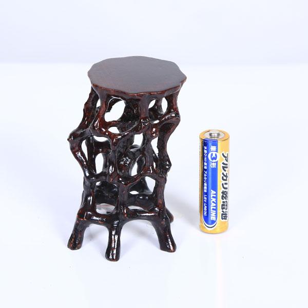 【商品説明】　根飾　5.7cm　　ミニ盆栽や山野草などに最適です。　　【サイズ】　　横幅：5.7cm　奥行：5.3cm　高さ：8cm　　　天盤：約4.5cm×4.4cm【納期】　配達ご希望日時のご指定ができます。　お急ぎの場合は午前中までに...