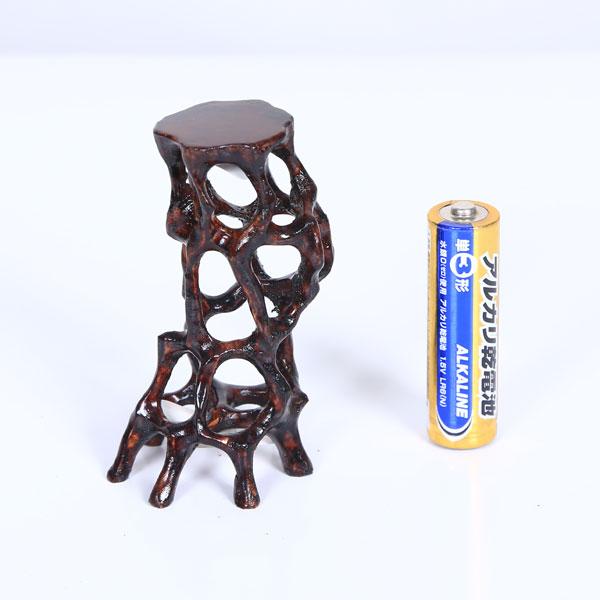 【商品説明】　根飾　4.0cm　　ミニ盆栽や山野草などに最適です。　　【サイズ】　　高さ：7.0cm　横幅：4.0cm　奥行：4.0cm　　天盤：約2.5cm×2.4cm【納期】　配達ご希望日時のご指定ができます。　お急ぎの場合は午前中まで...