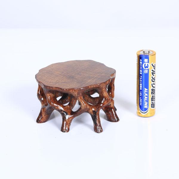 【商品説明】　根飾　6.0cm　　ミニ盆栽や山野草などに最適です。　　【サイズ】　　横幅：6.0cm　奥行：6.4cm　高さ：3.1cm　　　天盤：約5.7cm×5.5cm【納期】　配達ご希望日時のご指定ができます。　お急ぎの場合は午前中ま...