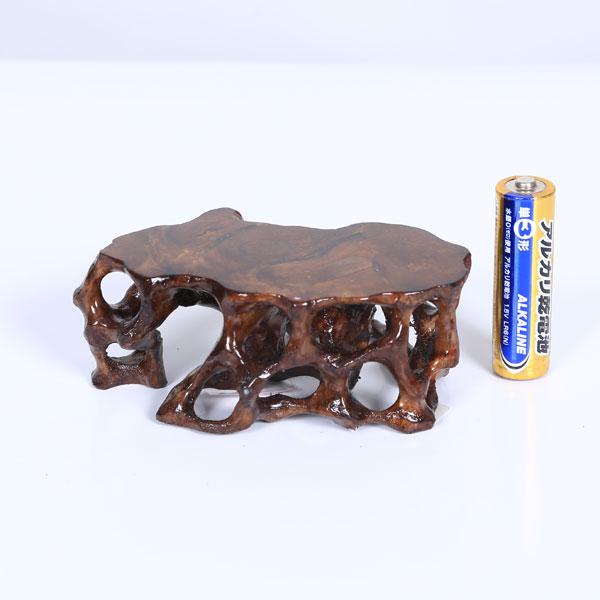 【商品説明】　根飾　8.5cm　　ミニ盆栽や山野草などに最適です。　　【サイズ】　　横幅：8.5cm　奥行：5.8cm　高さ：3.5cm　　　天盤：約8.5cm×４.8cm【納期】　配達ご希望日時のご指定ができます。　お急ぎの場合は午前中ま...