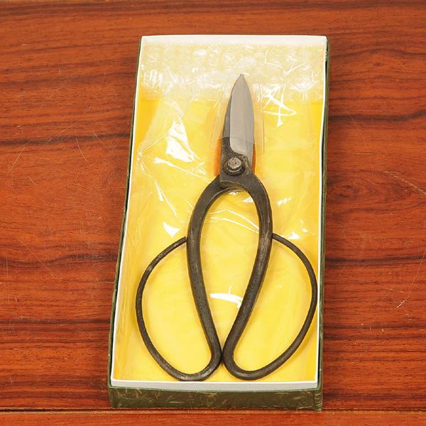 【商品説明】　隆光印　庭師鋏　　新潟県三条市  (有)平 木鋏製作所 の伝統工芸士 平氏が打った鋏です。　　庭木の小枝を剪定する鋏です。　日本製【サイズ】　全長：22cm【納期】　配達ご希望日時のご指定ができます。　お急ぎの場合は午前中まで...