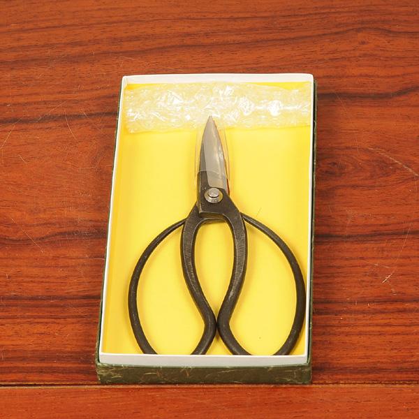 【商品説明】　隆光印　刃長大久保鋏　　新潟県三条市  (有)平 木鋏製作所 の伝統工芸士 平氏が打った鋏です。　　庭木の小枝を剪定する鋏です。　日本製【サイズ】　全長：19.5cm【納期】　配達ご希望日時のご指定ができます。　お急ぎの場合は...