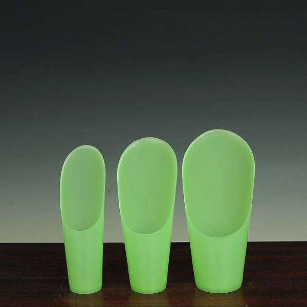 商品説明材質　：ポリエチレンこの土入れ器は、やわらかくて丈夫な材質で作られています。指先で用土量の微調整が出来るので小品鉢に最適です。先端の接地部分の面取りを幅広にしてある為、用土がすくい易くなっています。*色が異なる場合もございます。サイ...