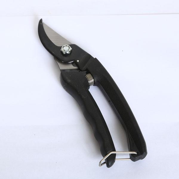 庭木の剪定に使用されます。盆栽では枝切、粗切、根切などに良く使用されます。国産全長：180mm