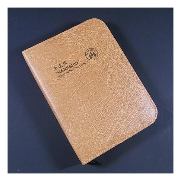 【商品説明】盆栽道具盆栽道具ケース（兼進）大サイズ▼ジッパーを閉めた状態での大きさ大・・・270×195×44mm▼ジッパーを開けた状態大・・・425×270mm▼実際入る道具の数道具の大きさによって、入る数が違ってきます。小（4個〜6個）...